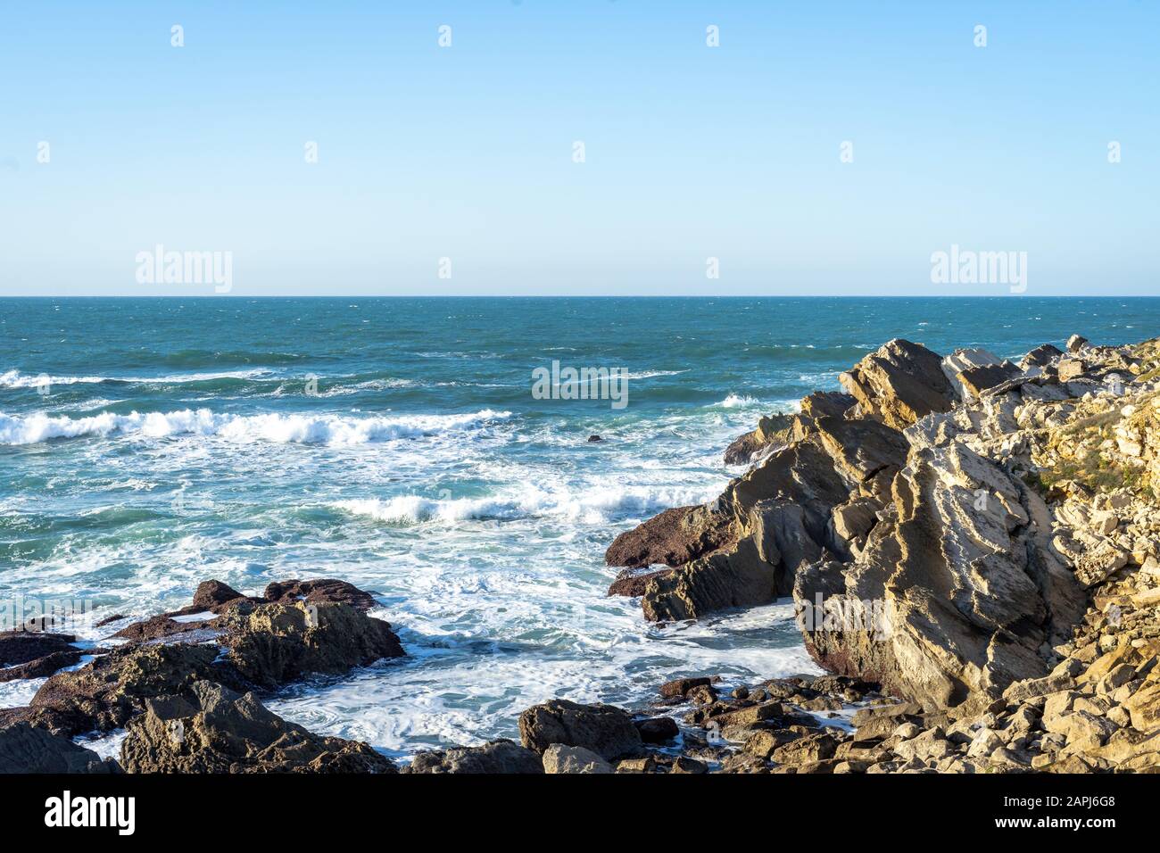 Cliffs against ocean hi-res stock photography and images - Alamy