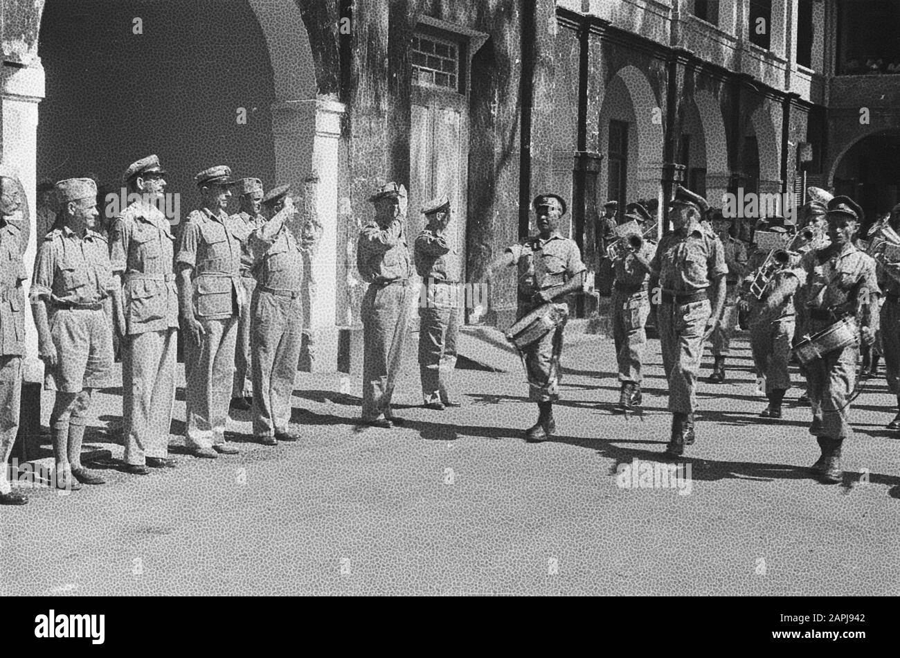 Sworn in by a NEFIS officer for the Java Hotel Description: Defilé ...