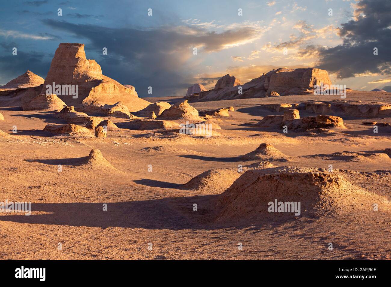 Lut desert at sunset hi-res stock photography and images - Alamy