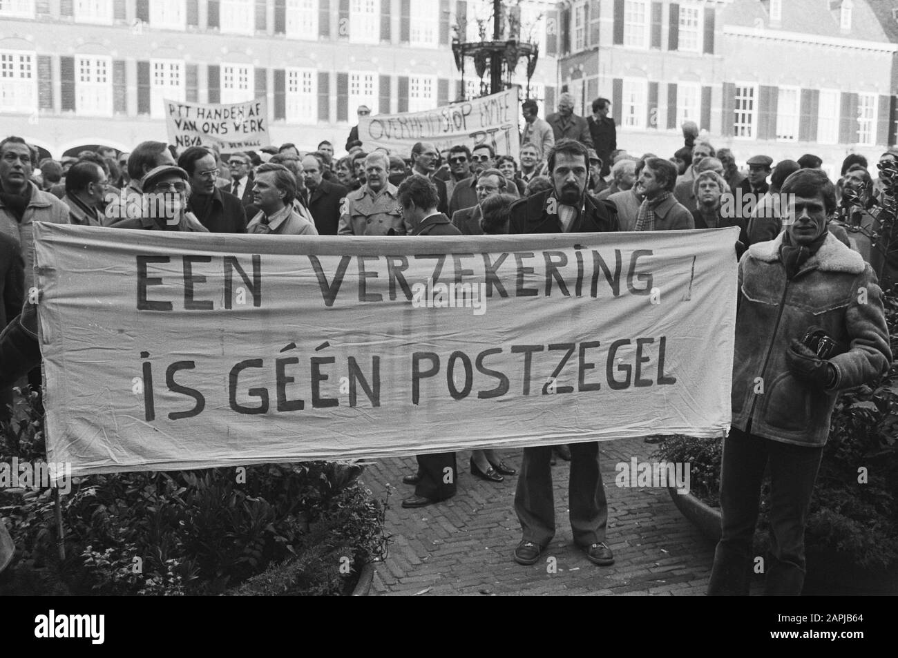 Dem. 500 members of Union van Assurance intermediaries at Binnenhof ...