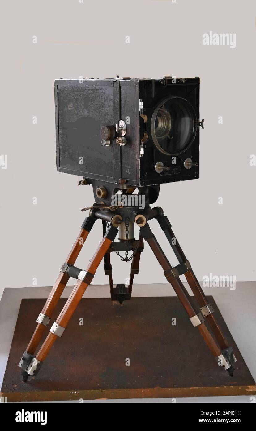 Old camera on tripod hi-res stock photography and images - Alamy