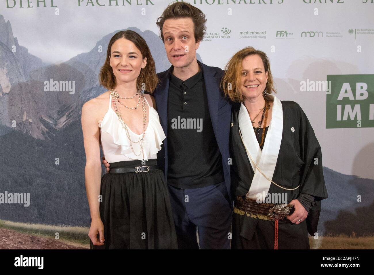 Berlin, Germany. 23rd Jan, 2020. The actors Valerie Pachner (l-r ...