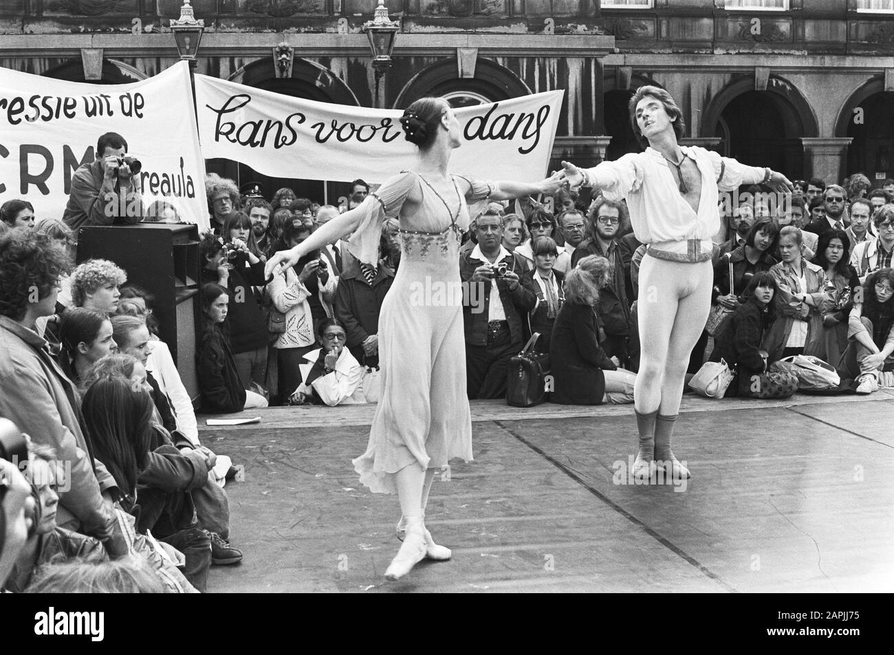 Demonstration Dutch dance world at Binnenhof in The Hague. Henny ...