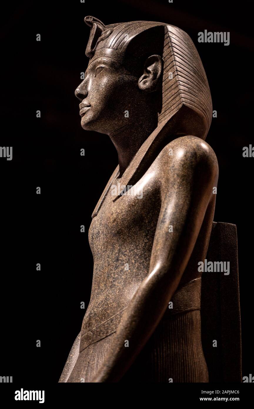 Tutankhamun statue hi-res stock photography and images - Alamy