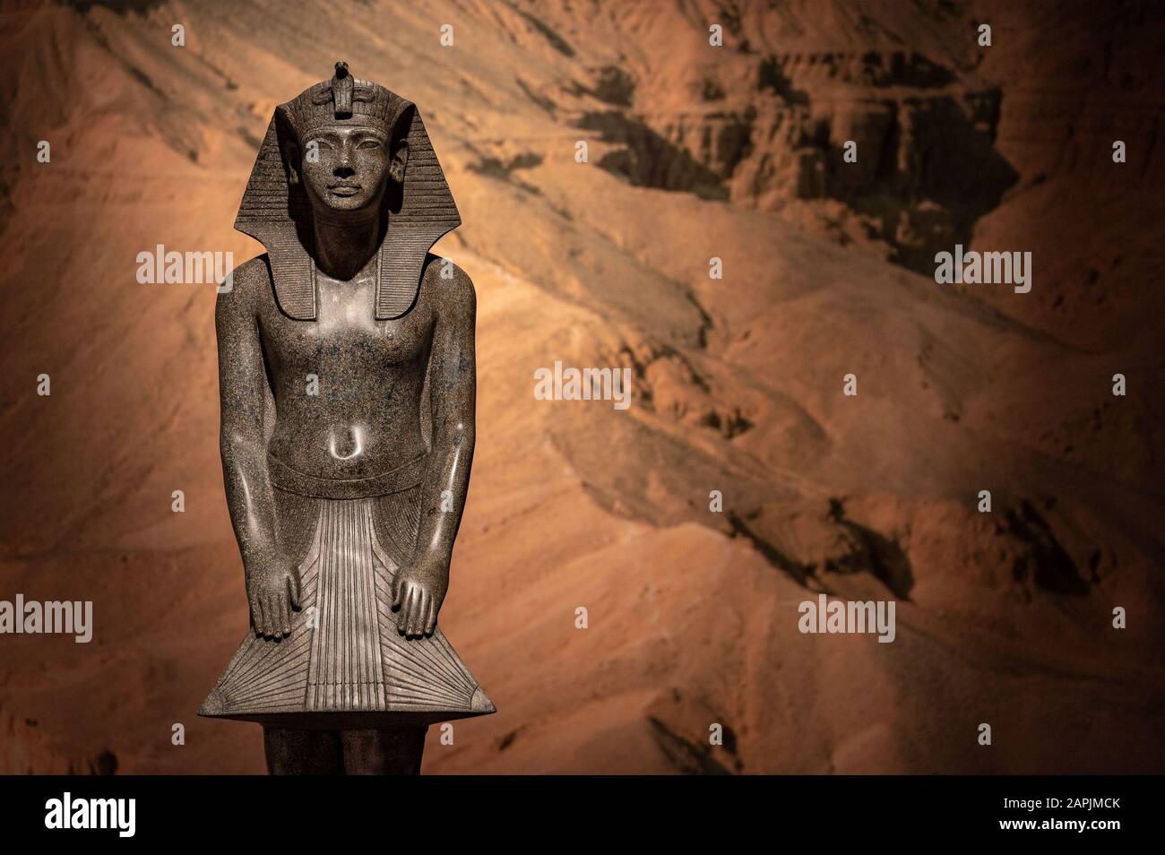 Tutankhamun statue hi-res stock photography and images - Alamy