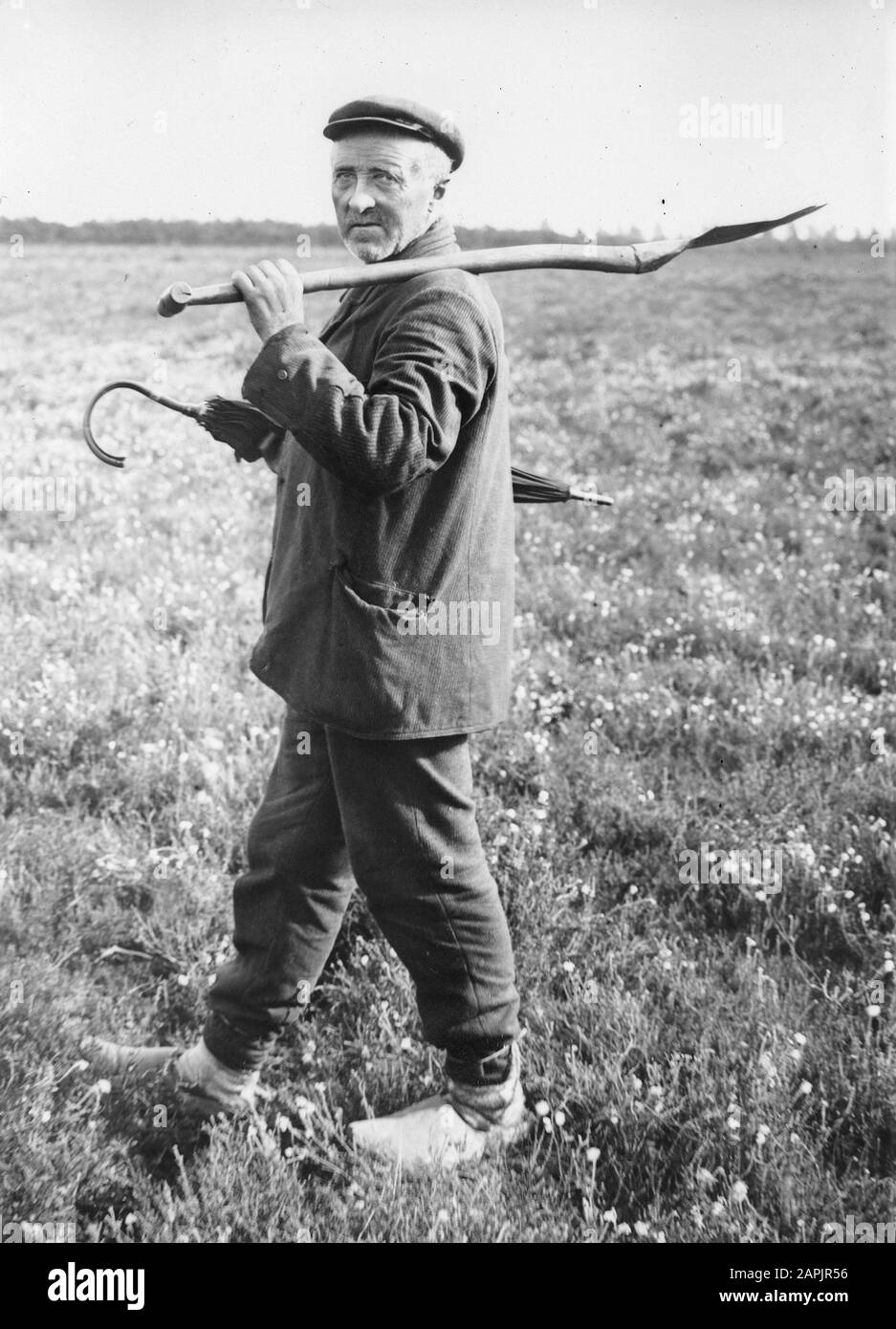 Workers with spades hi-res stock photography and images - Alamy