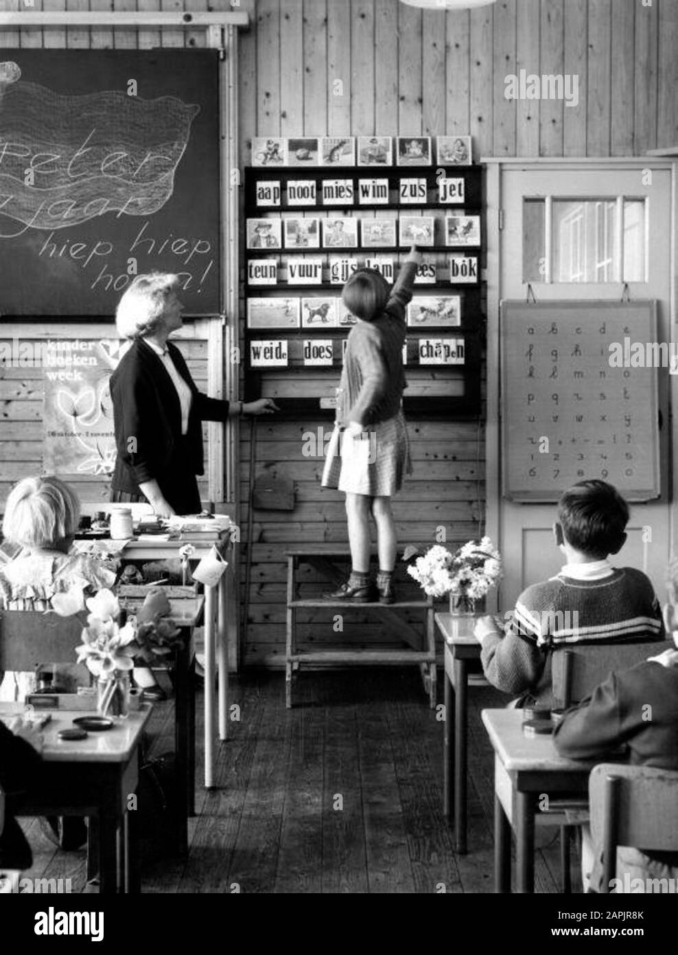 Primary school children reading Black and White Stock Photos & Images ...
