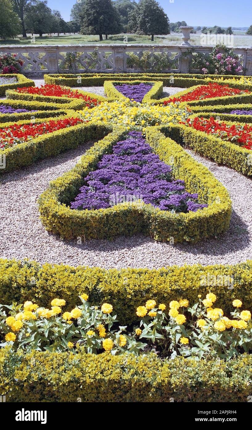 lush green english park formal garden Stock Photo - Alamy