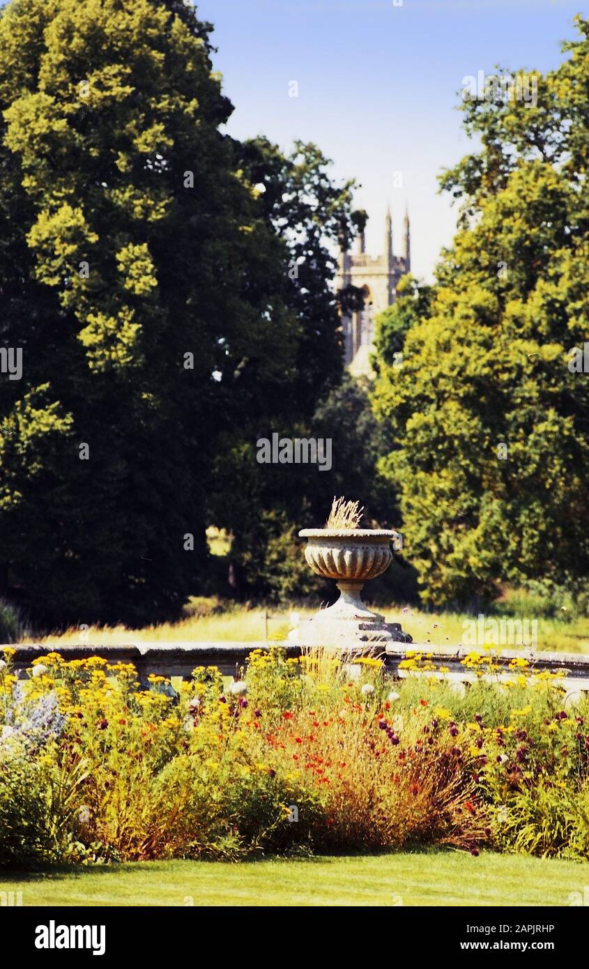 lush green english park formal garden Stock Photo - Alamy