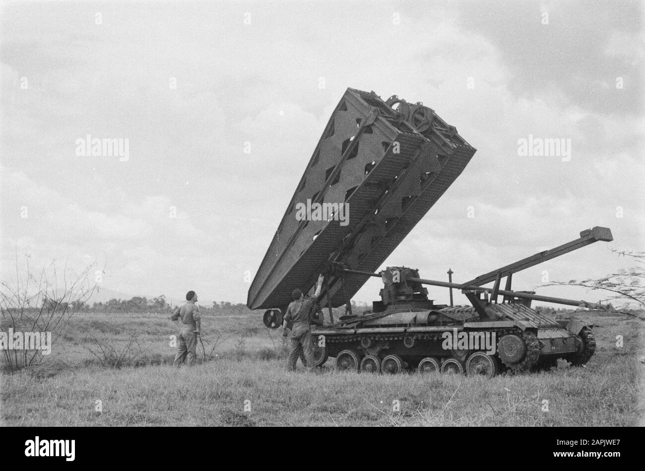 Bridgelayer hi-res stock photography and images - Alamy