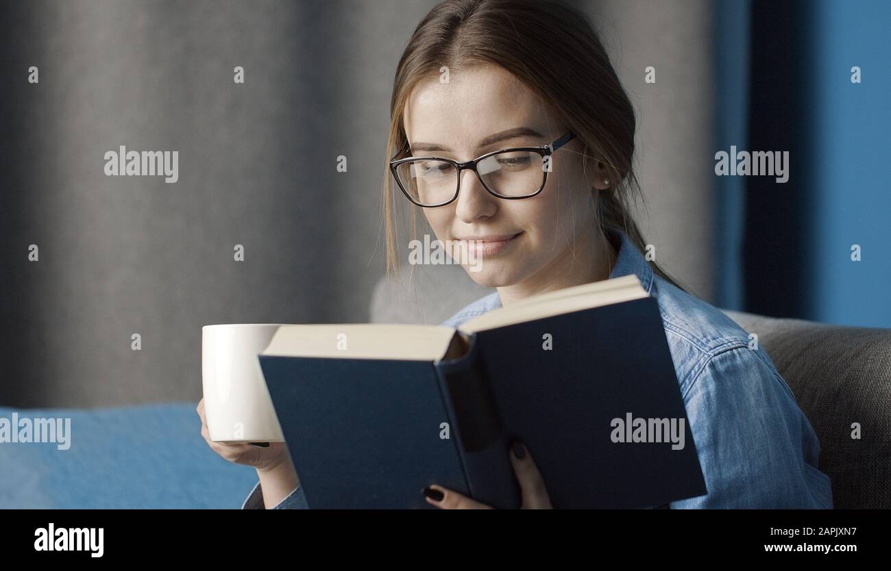 Reading girl portrait Stock Photo - Alamy