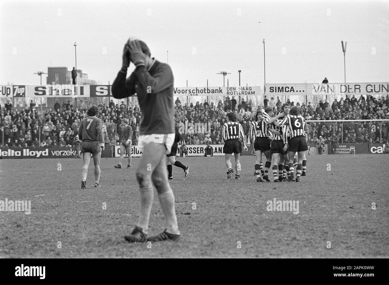 Football 1970s football goalkeepers hi-res stock photography and images ...