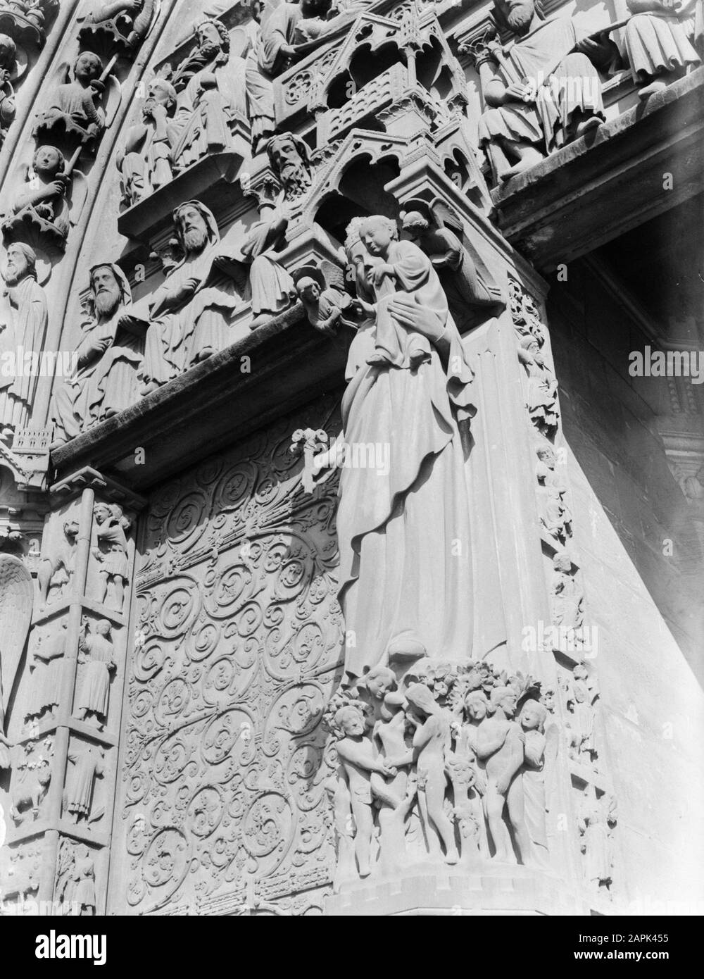 Reportage Paris Description: Detail sculpture of Gothic entrance gate ...