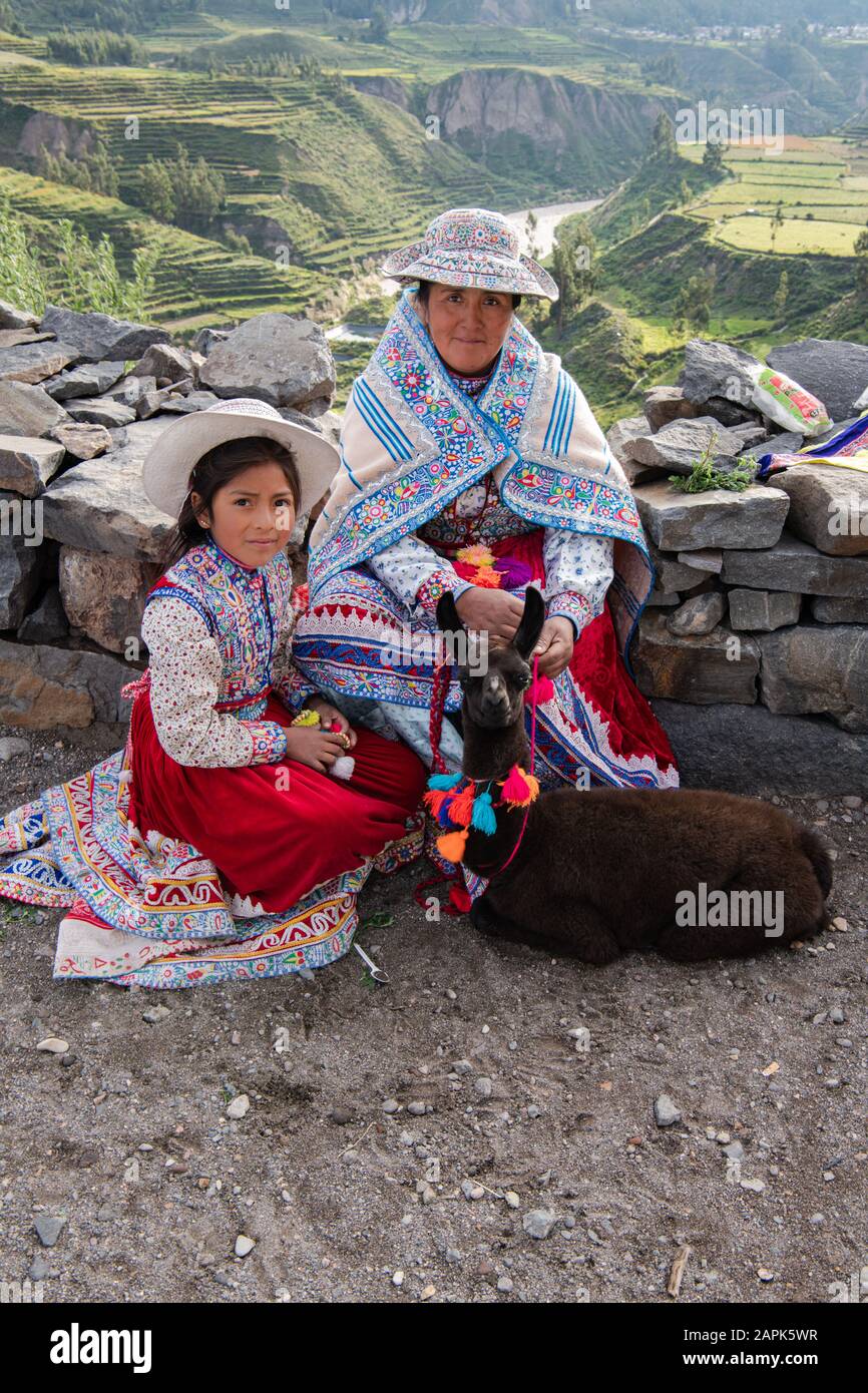 Peruvian clothing hi-res stock photography and images - Alamy