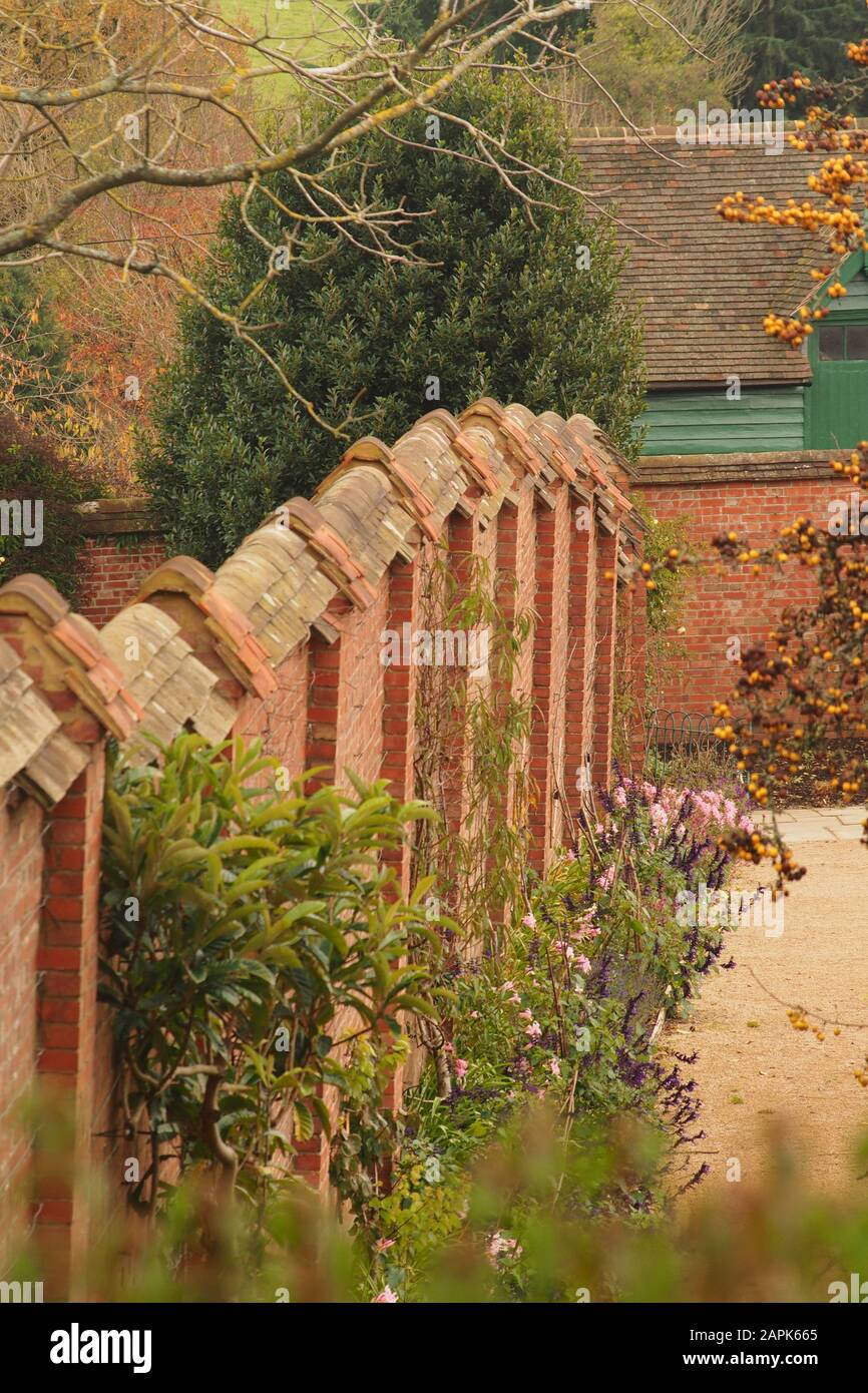 Garden brick wall hi-res stock photography and images - Alamy