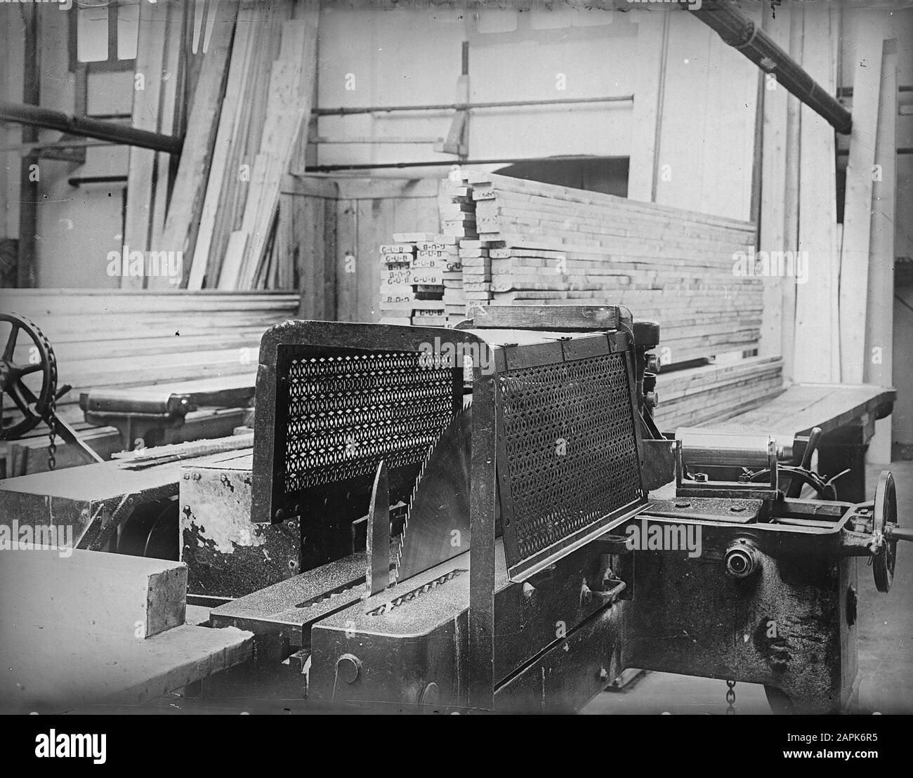 9x12 Cage shaped shelter of a circular saw with autom. supply ...