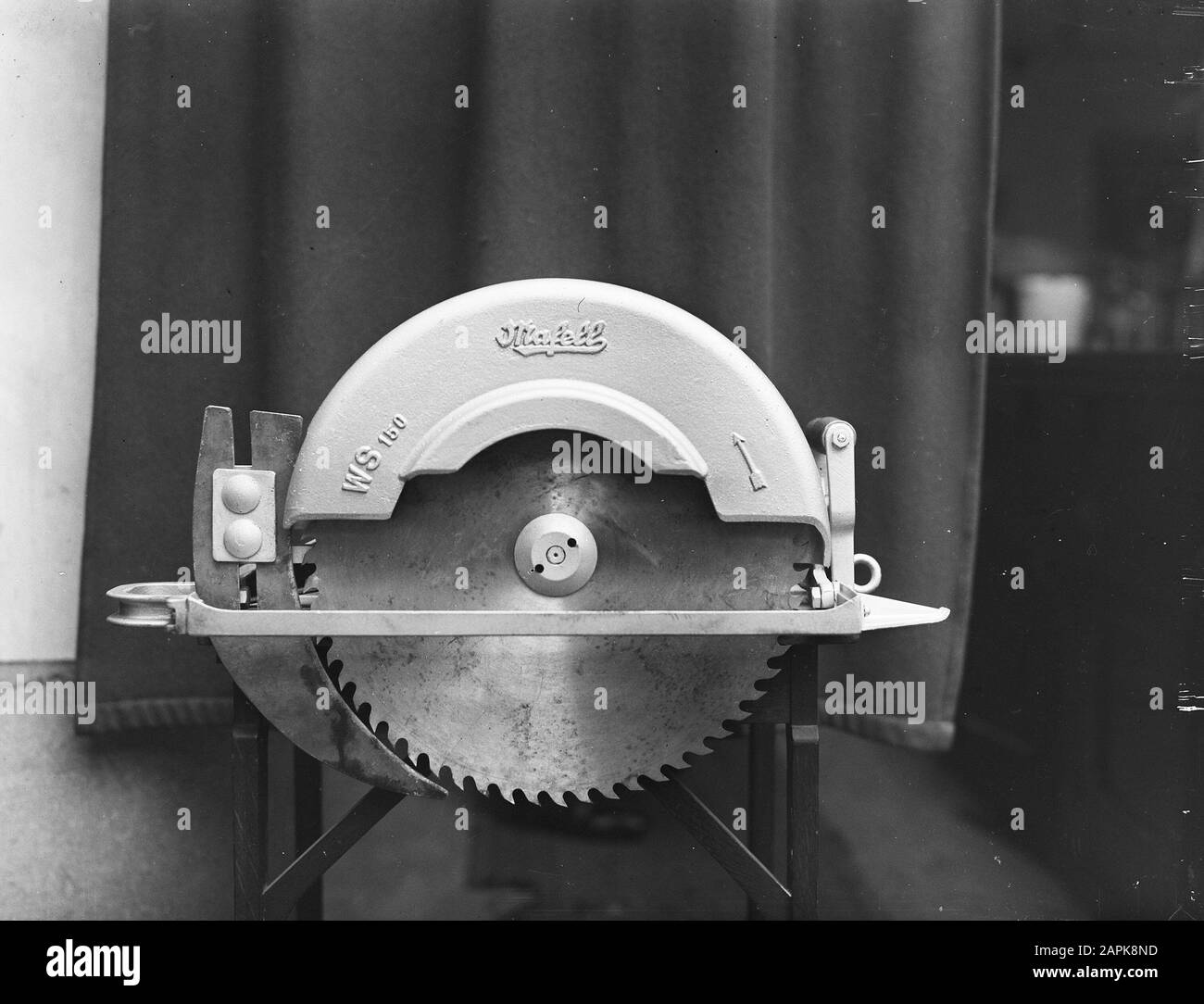 Hand held circular saws hi-res stock photography and images - Alamy