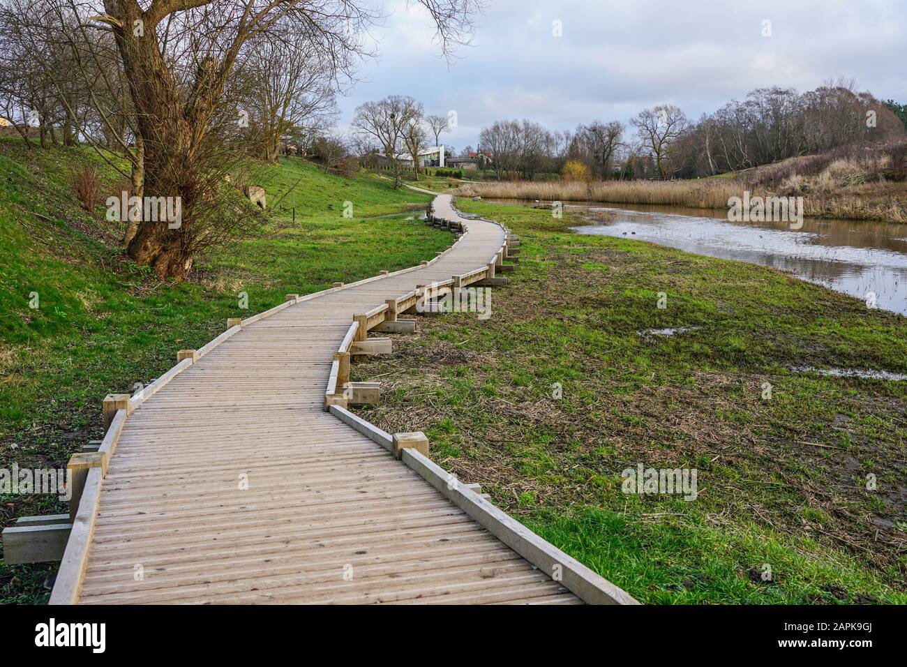 Curved wooden walkway hi-res stock photography and images - Alamy
