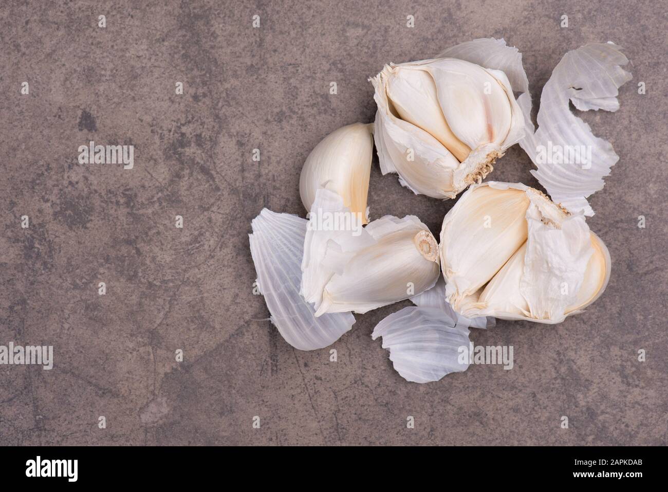 Garlic on a brown textured background, empty copy space for text Stock ...