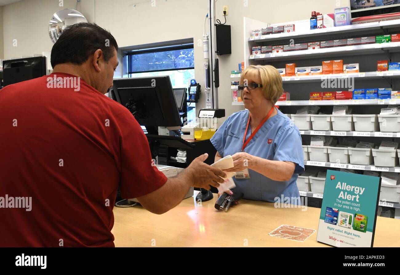 Beach Park, Illinois, USA. 7th Aug, 2019. Rose Garces helps customers ...
