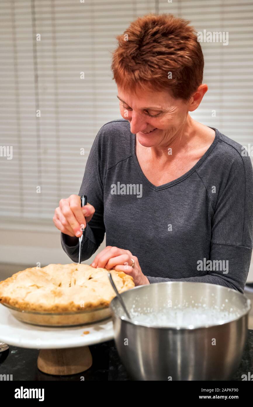 Cutting pie hi-res stock photography and images - Alamy