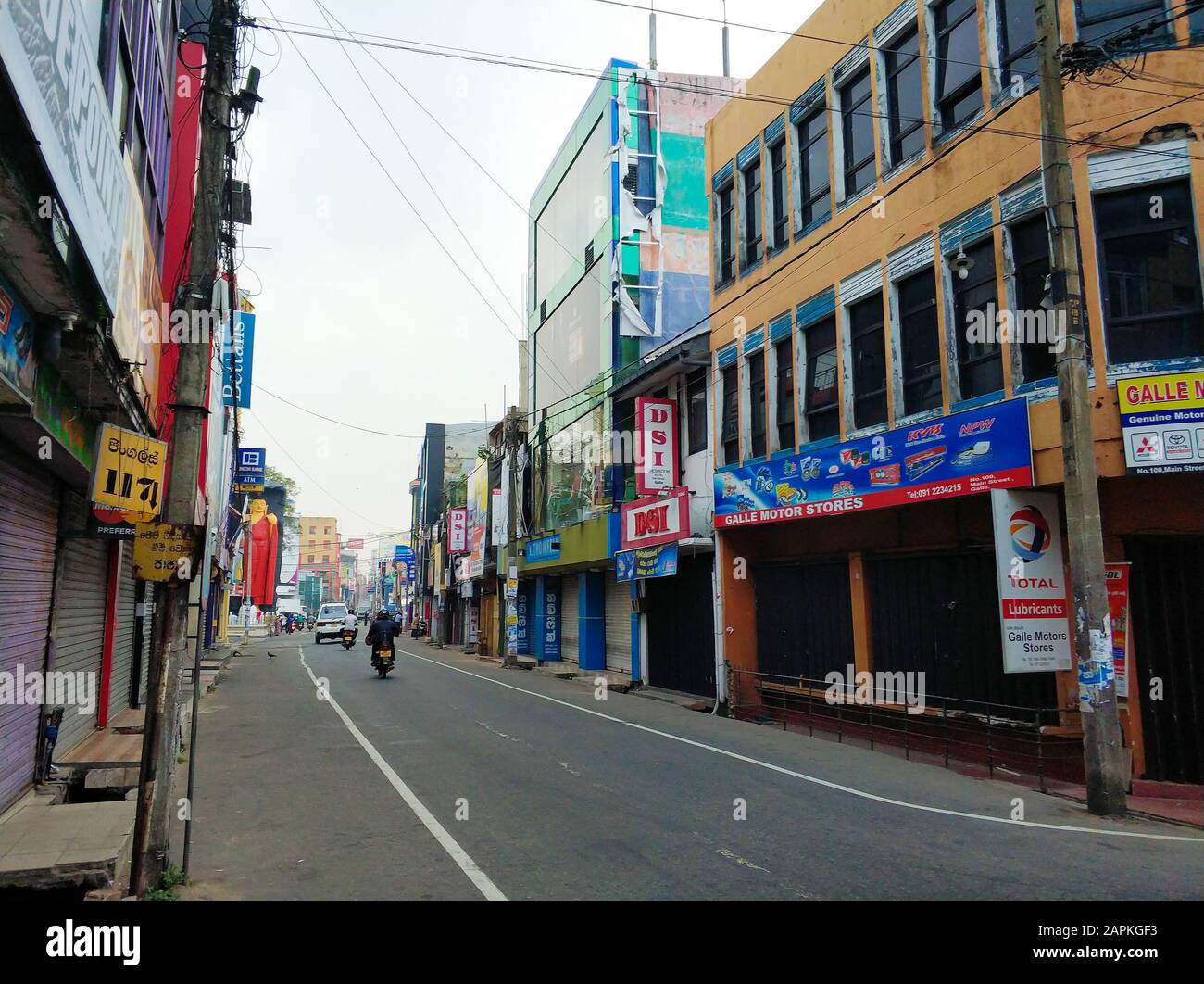 Narrow city street in Sri Lanka Stock Photo - Alamy