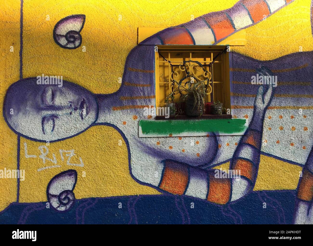 Valparaiso chile murals hi-res stock photography and images - Alamy