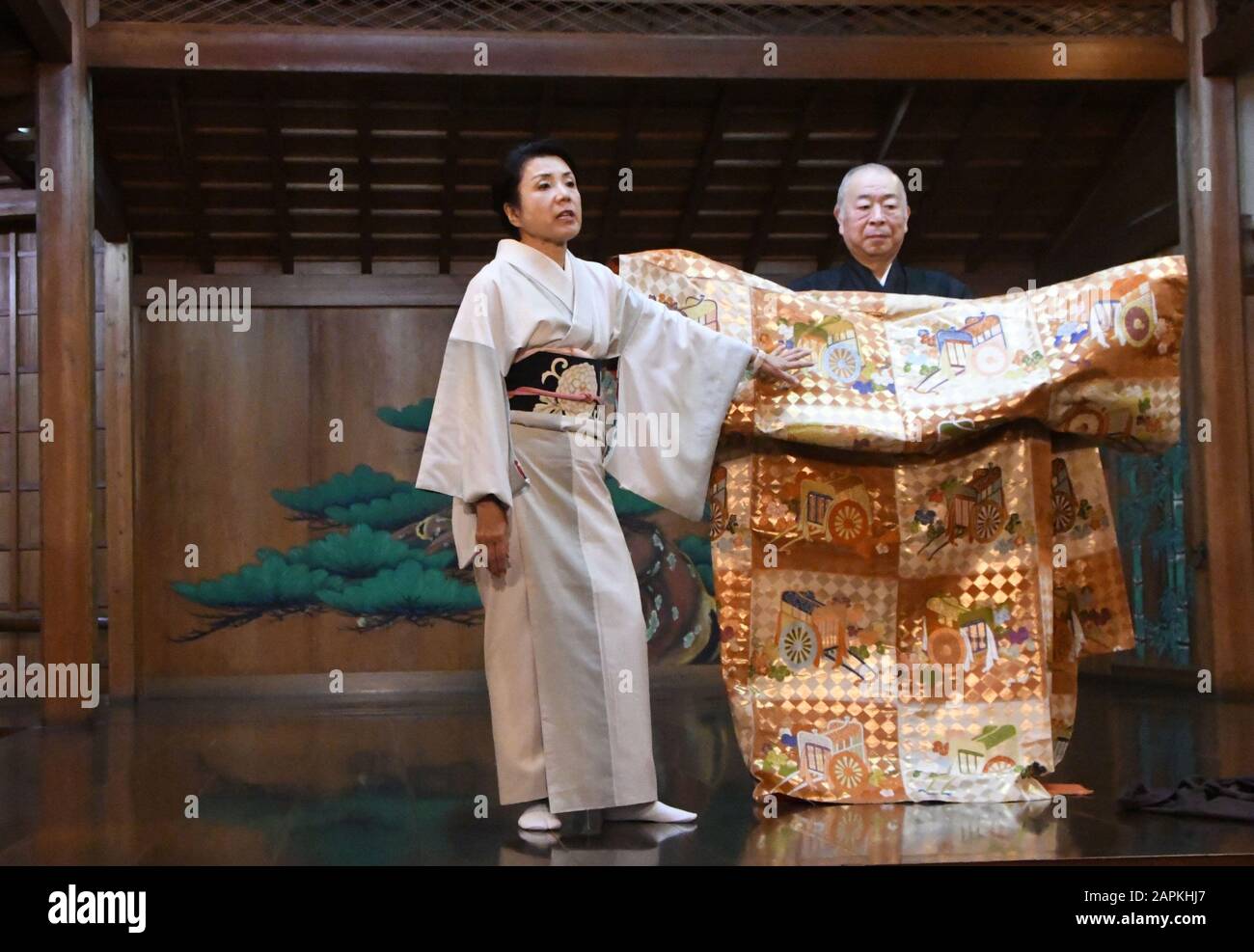 Japan noh theater hi-res stock photography and images - Alamy