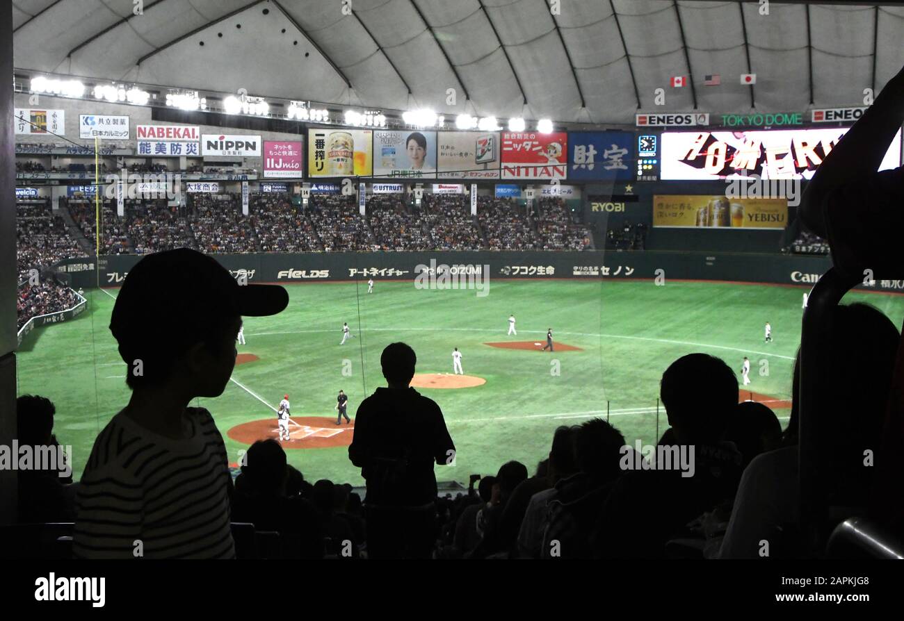 Tokyo, Japan. 11th Nov, 2018. There was standing room only during a ...