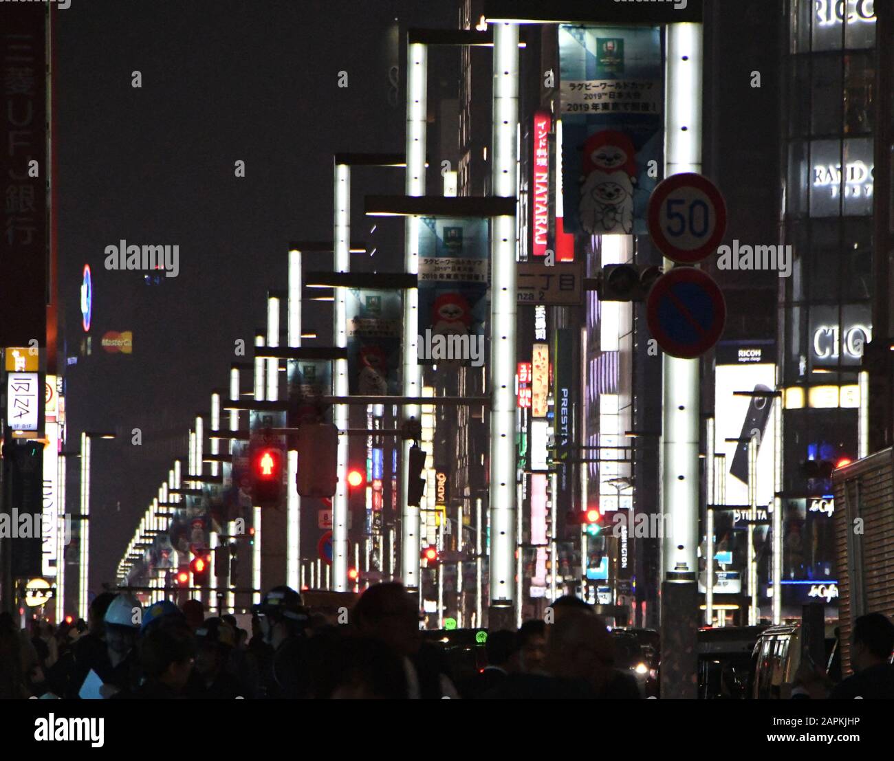 Tokyo, Japan. 8th Nov, 2018. Vertical streetlights illuminate Tokyo's ...