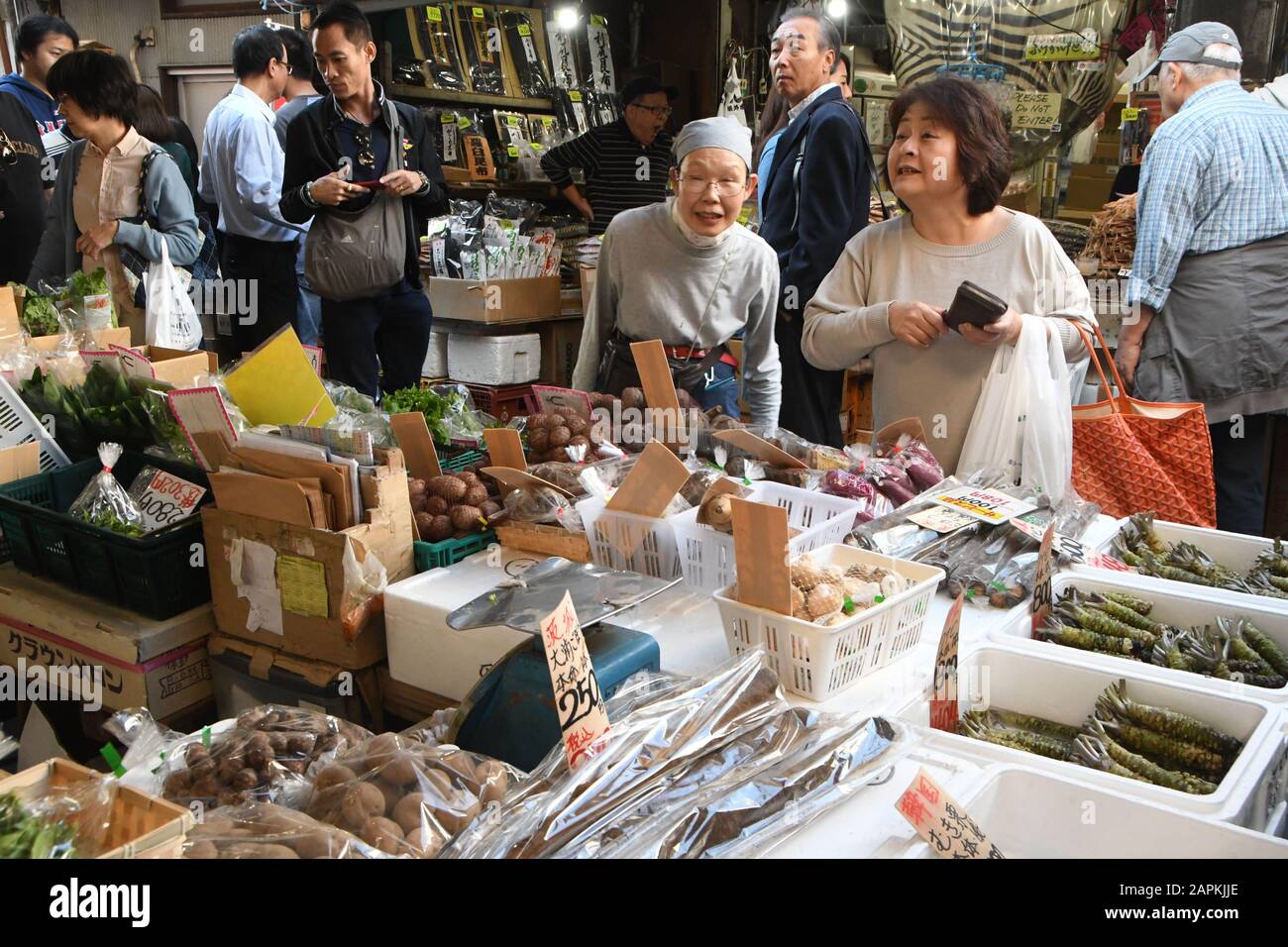 Tokyo, Japan. 9th Nov, 2018. The Tsukiji Market in Tokyo, Japan, is ...