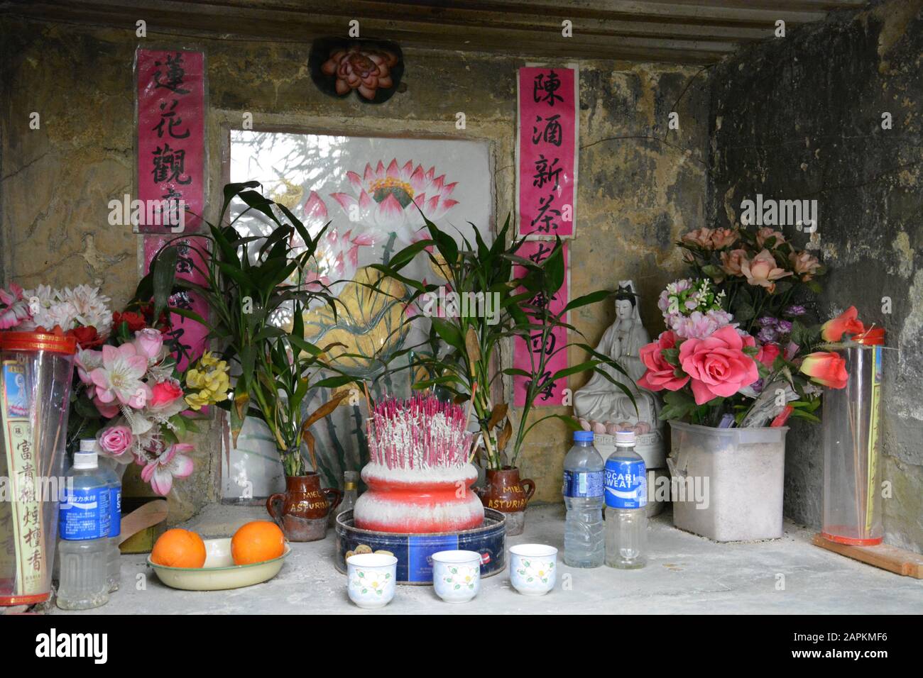Chinese alter hi-res stock photography and images - Alamy