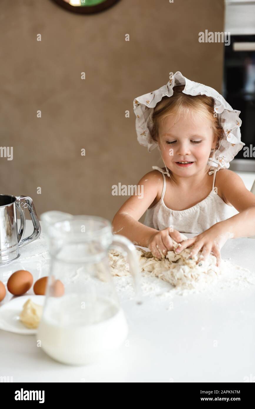 Little girl cooking pizza in the kitchen Stock Photo - Alamy