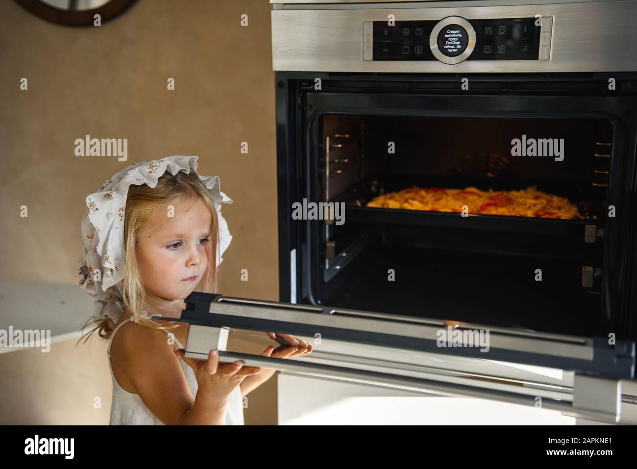 Little girl cooking pizza in the kitchen Stock Photo - Alamy