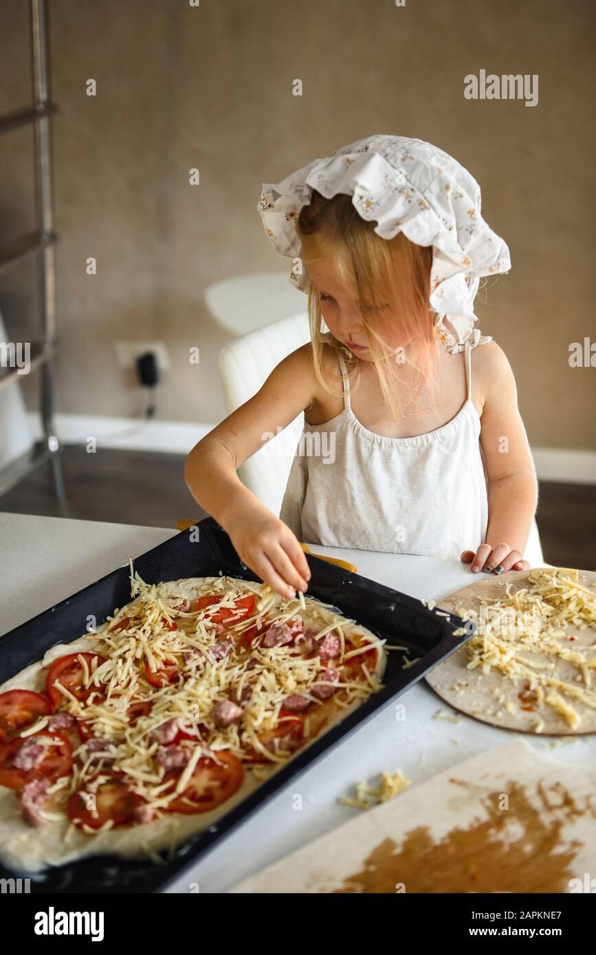 Little girl cooking pizza in the kitchen Stock Photo - Alamy