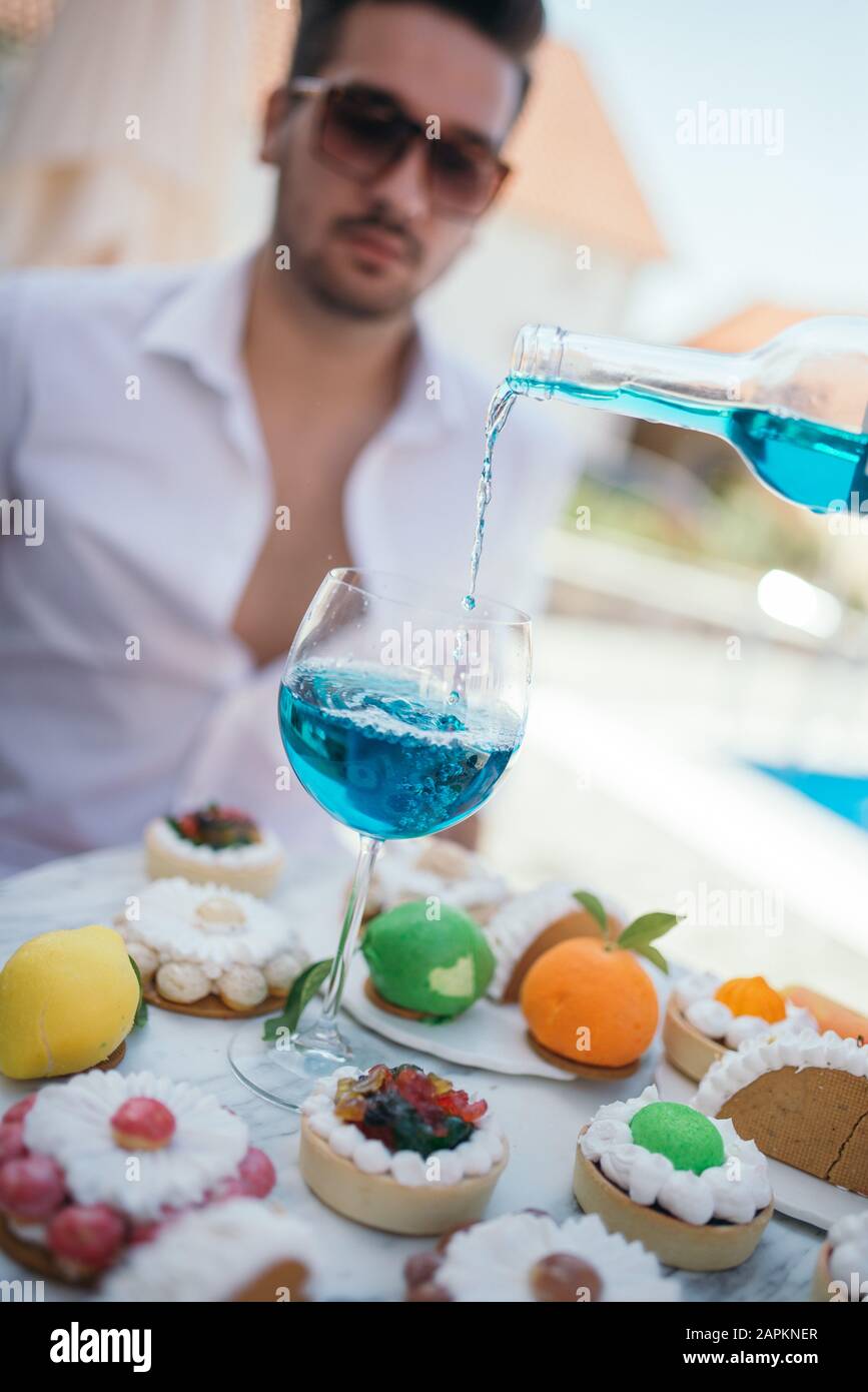 Pool party wine hi-res stock photography and images - Alamy