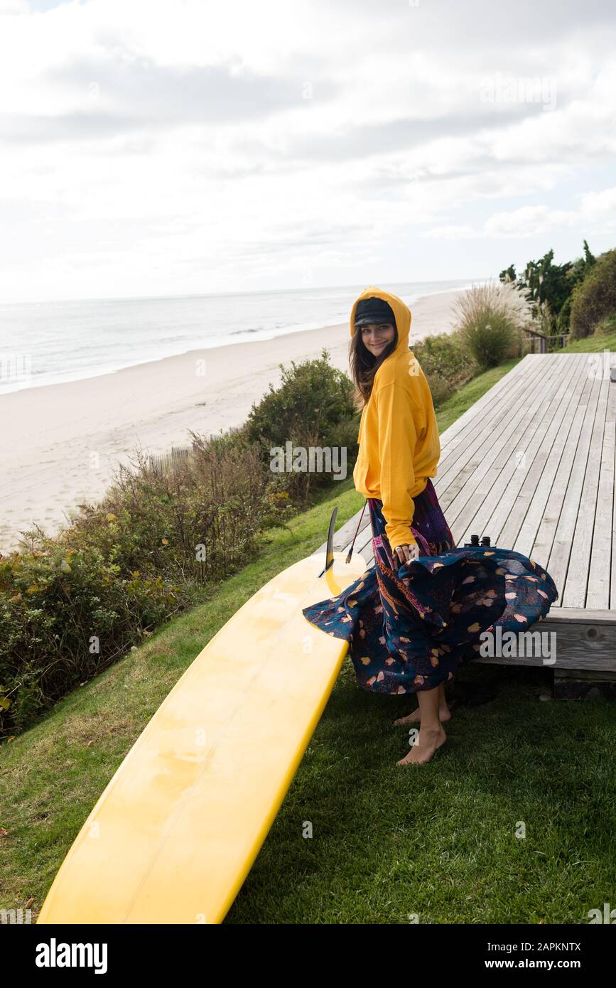 Stylish female surfer gets ready to surf Stock Photo - Alamy