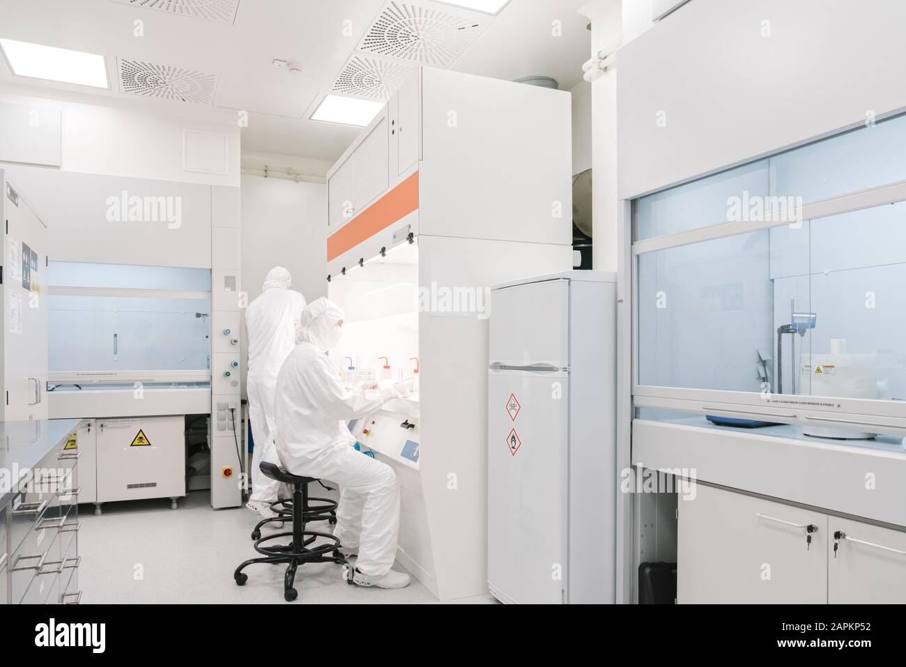 Two scientists working in laboratory Stock Photo - Alamy