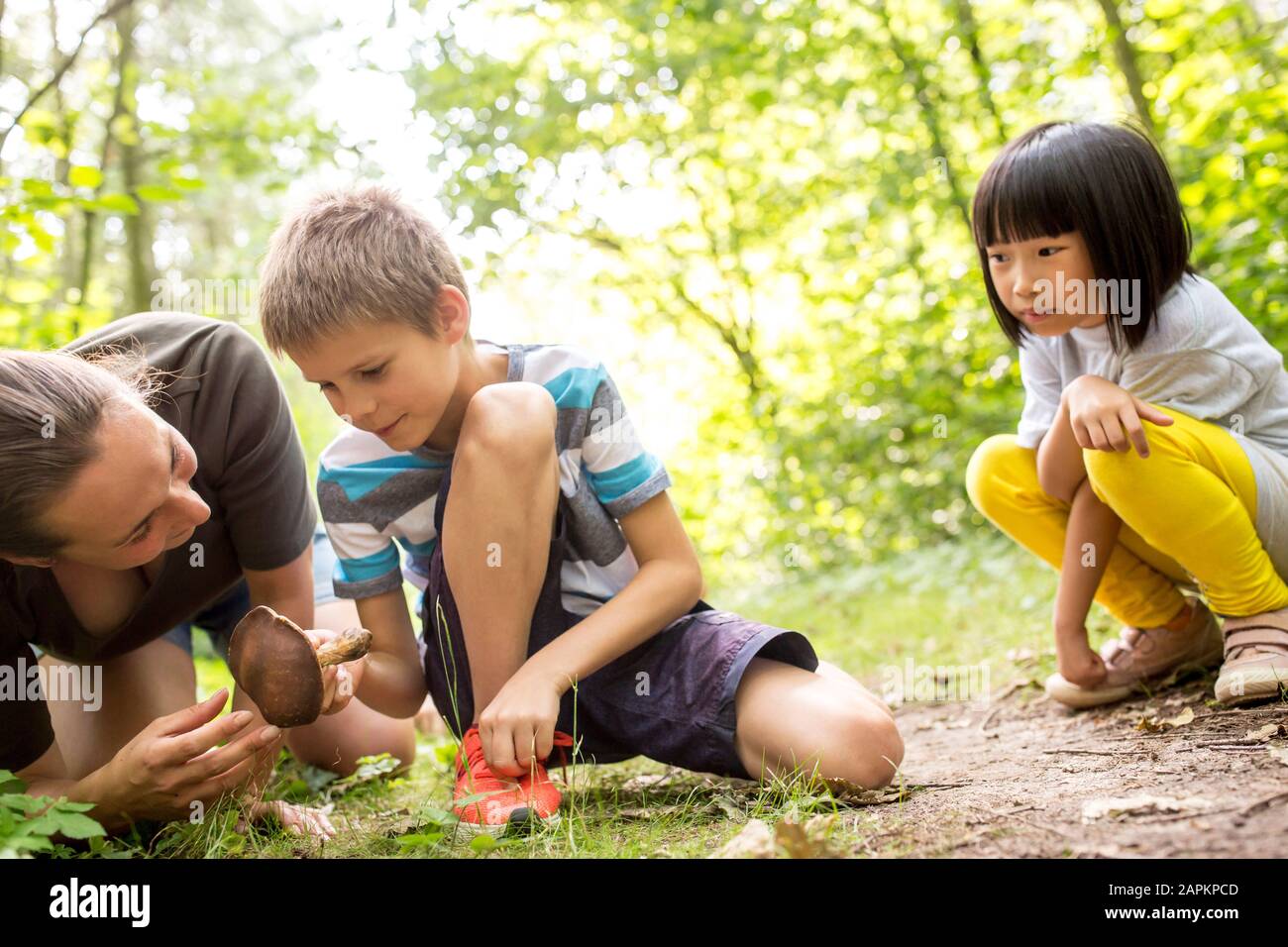 Kids cowering hi-res stock photography and images - Alamy