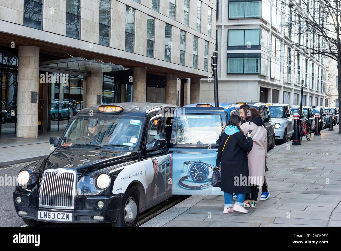 Tower of london taxi stand hi-res stock photography and images - Alamy