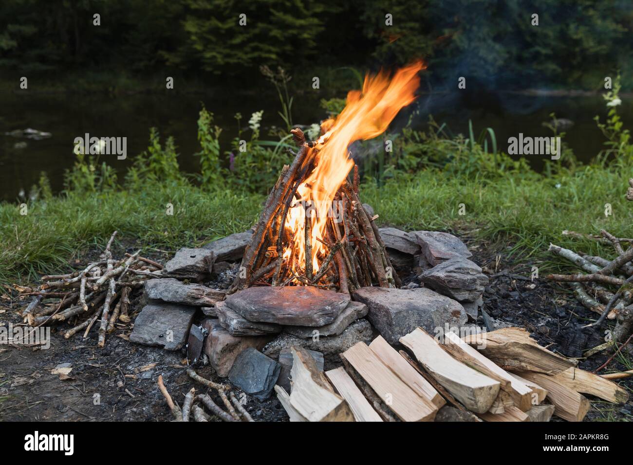 Campfire circle hi-res stock photography and images - Alamy