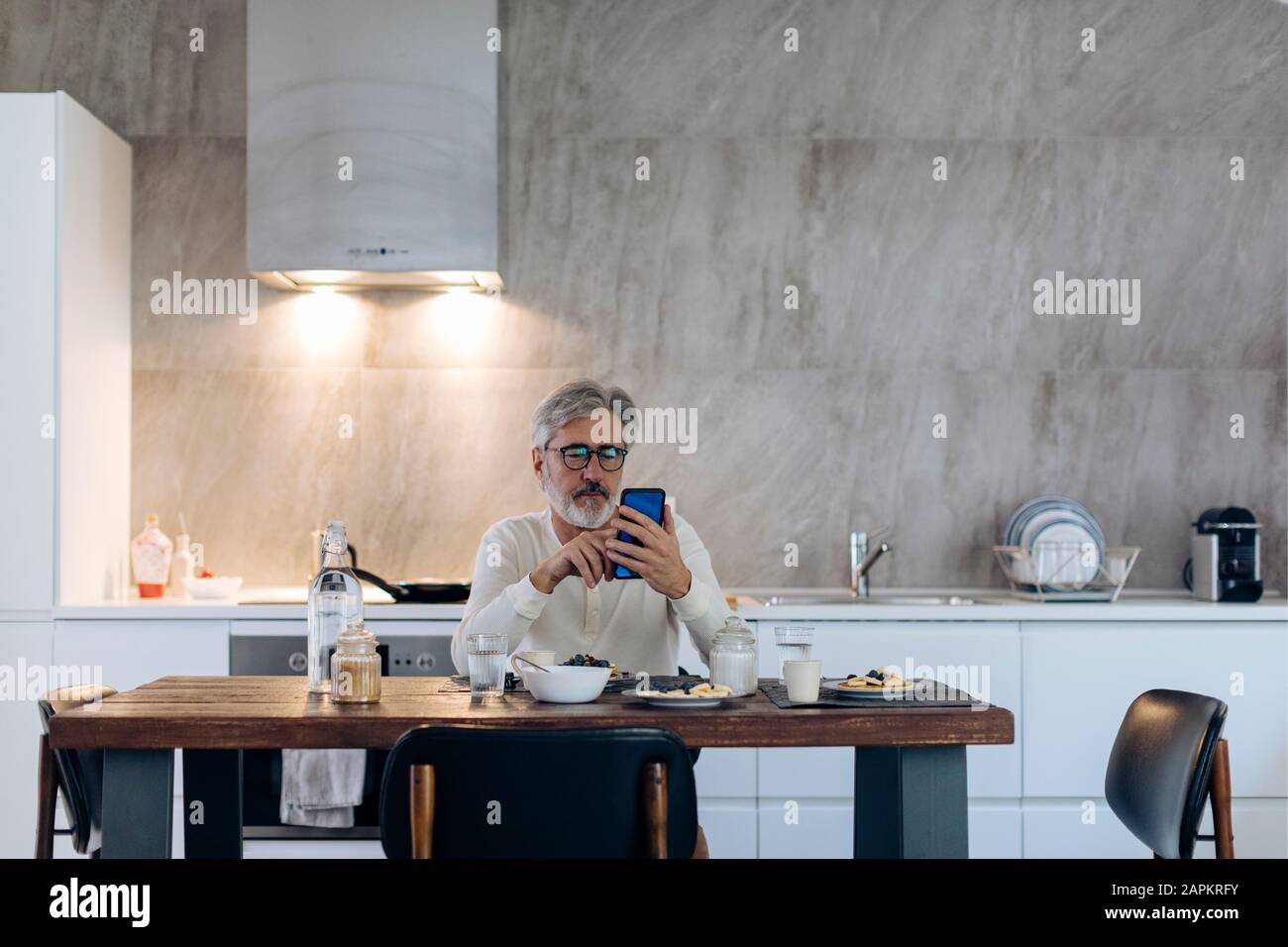 Mobiles at dining table hi-res stock photography and images - Alamy