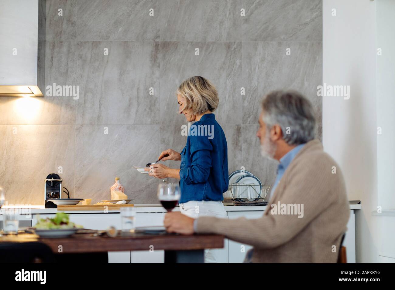 Dishing up free food hi-res stock photography and images - Alamy