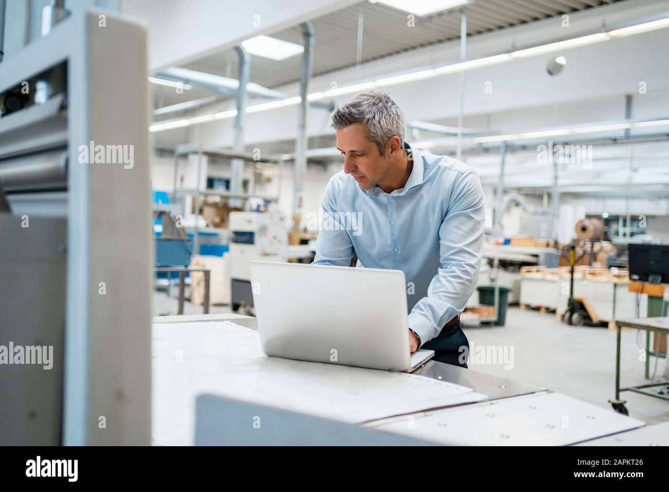 Smart factory expert using hi-res stock photography and images - Alamy