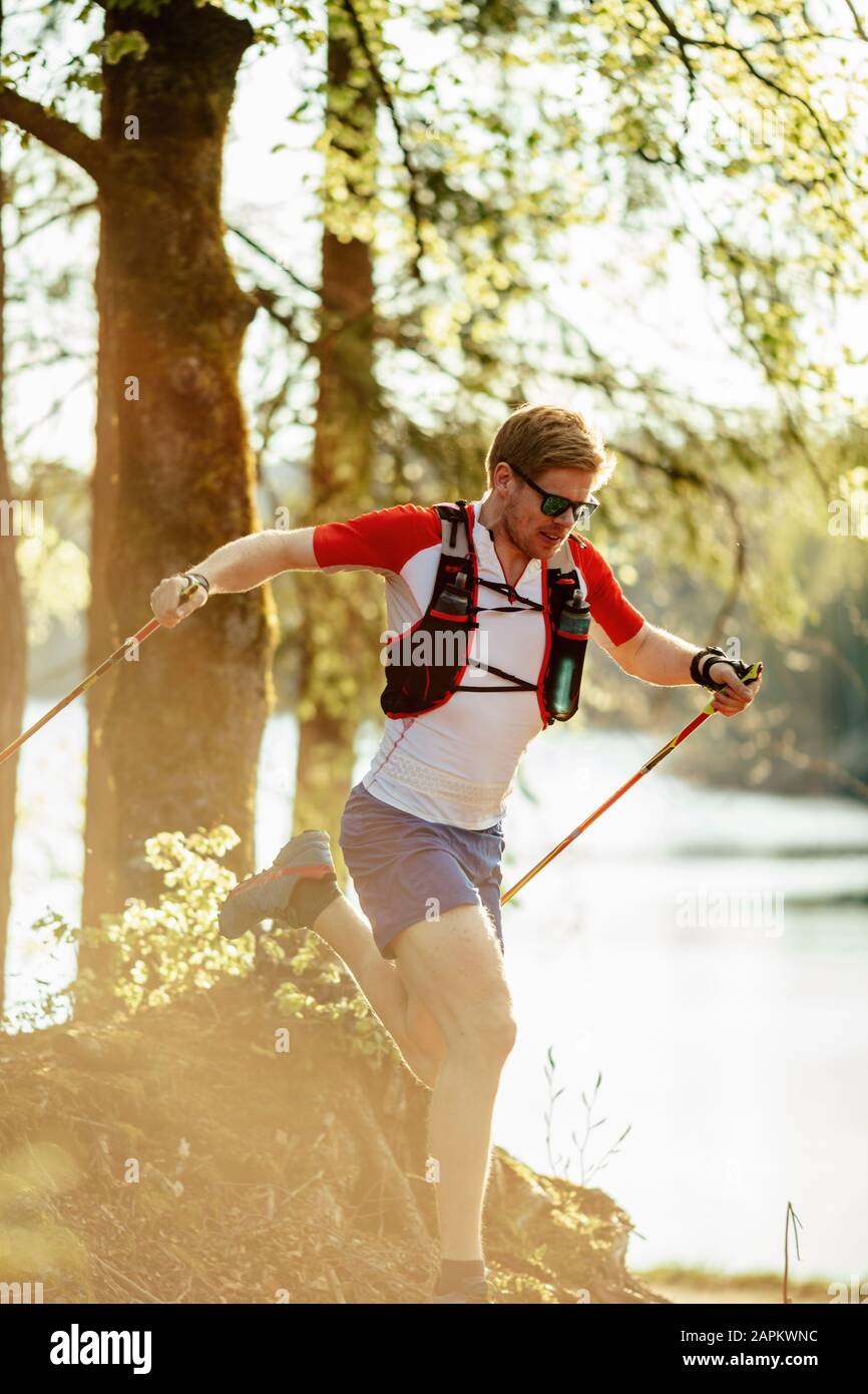 Lakeside paths hi-res stock photography and images - Alamy