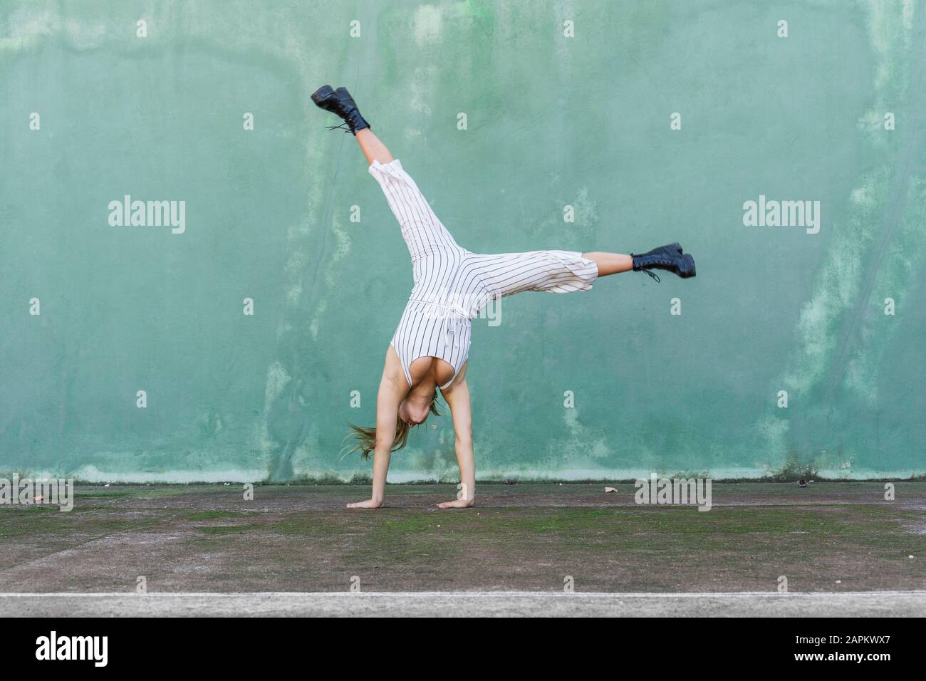 Free handstand hi-res stock photography and images - Alamy