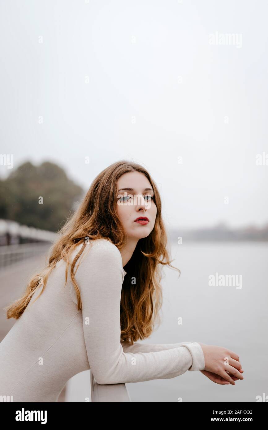 Lean leaning sideways hi-res stock photography and images - Alamy