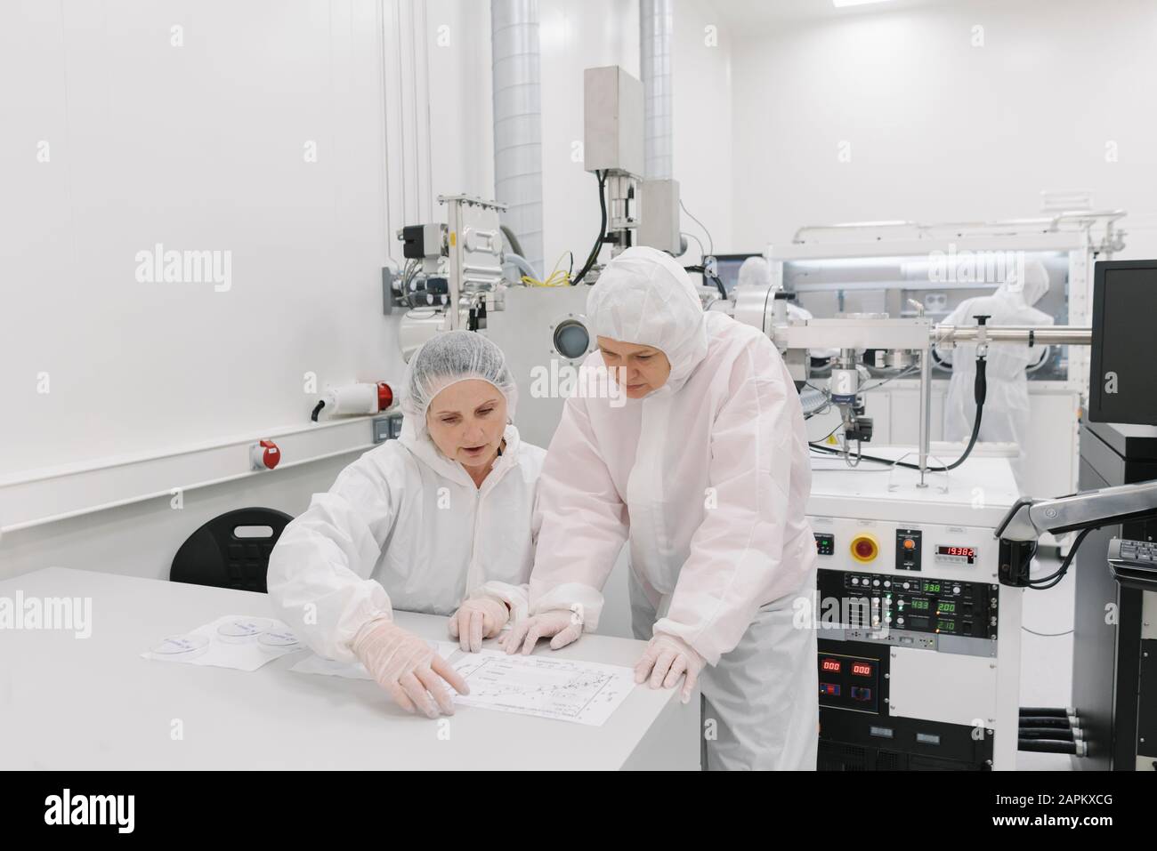 Two scientists working in laboratory Stock Photo - Alamy
