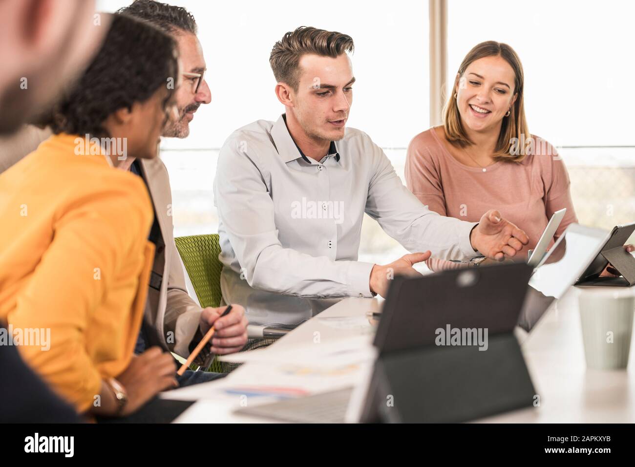 Business people having meeting desks hi-res stock photography and ...