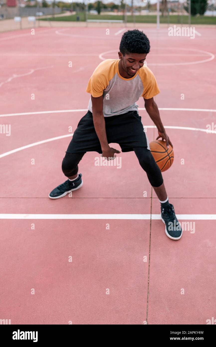 Basketball teens dribbling hi-res stock photography and images - Alamy